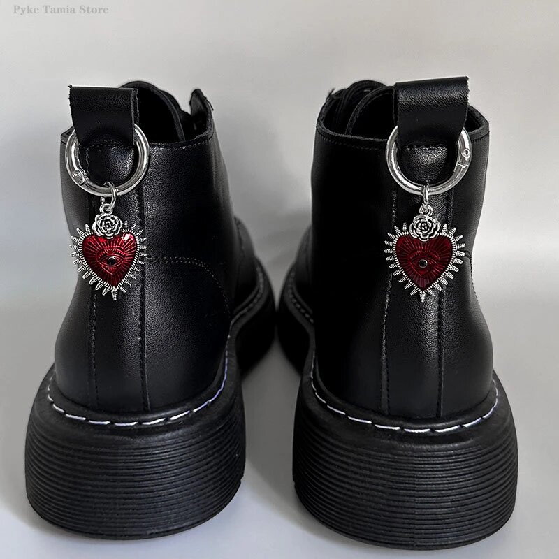 Ботинки Dr. Martens с подвеской "Серебряное сердце" (2 шт.)