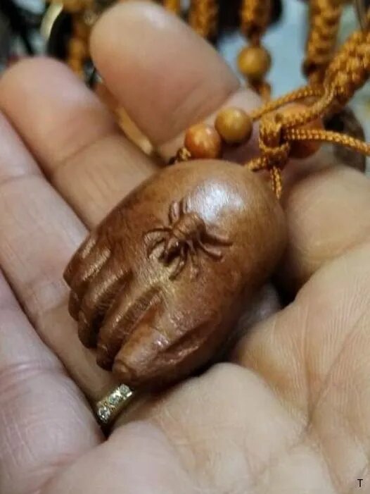 Фигурка нэцкэ Нога Будды с паучком талисман из финиковой пальмы 4 см