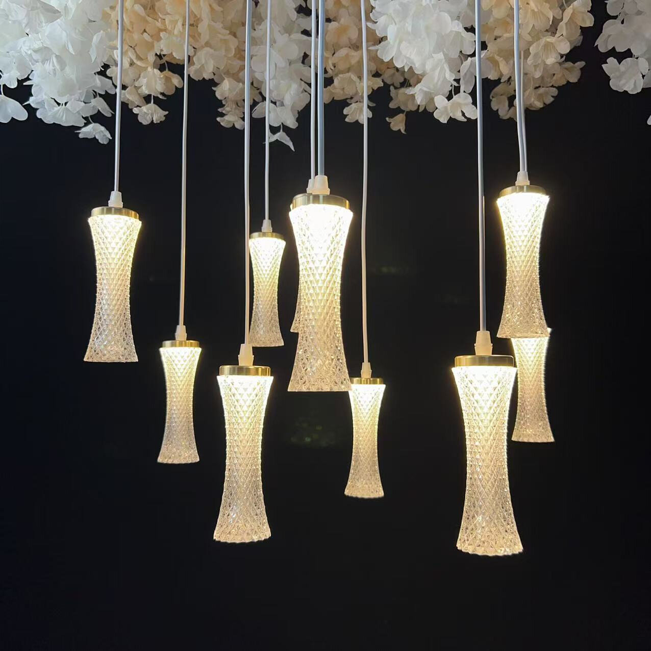 Свадебная и праздничная сцена, потолок отеля, 10-рожковая маленькая люстра, светящиеся декоративные подвесные элементы для свадебного банкета.