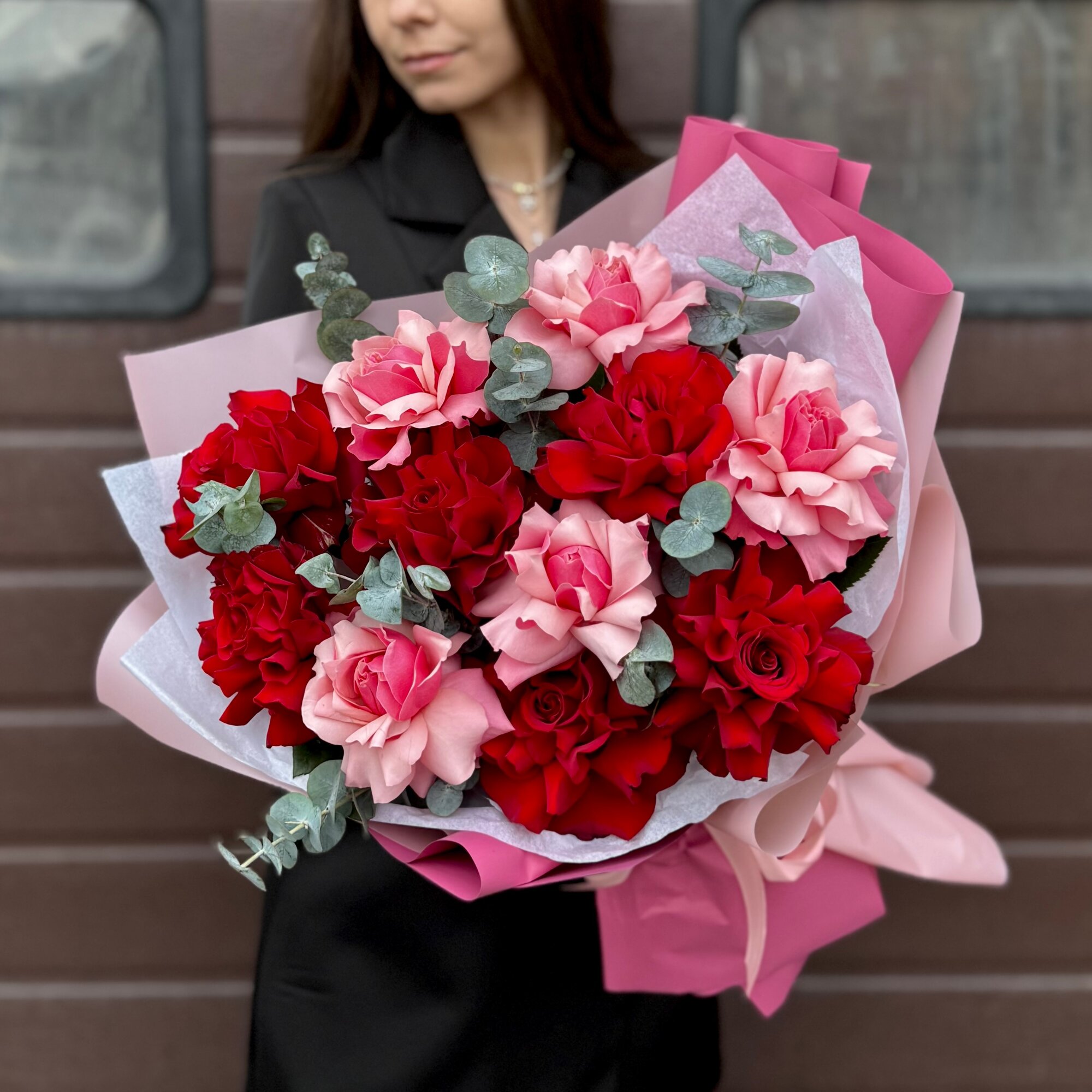 Букет SkyFlora "Красный Бархат", французские розы и эвкалипт
