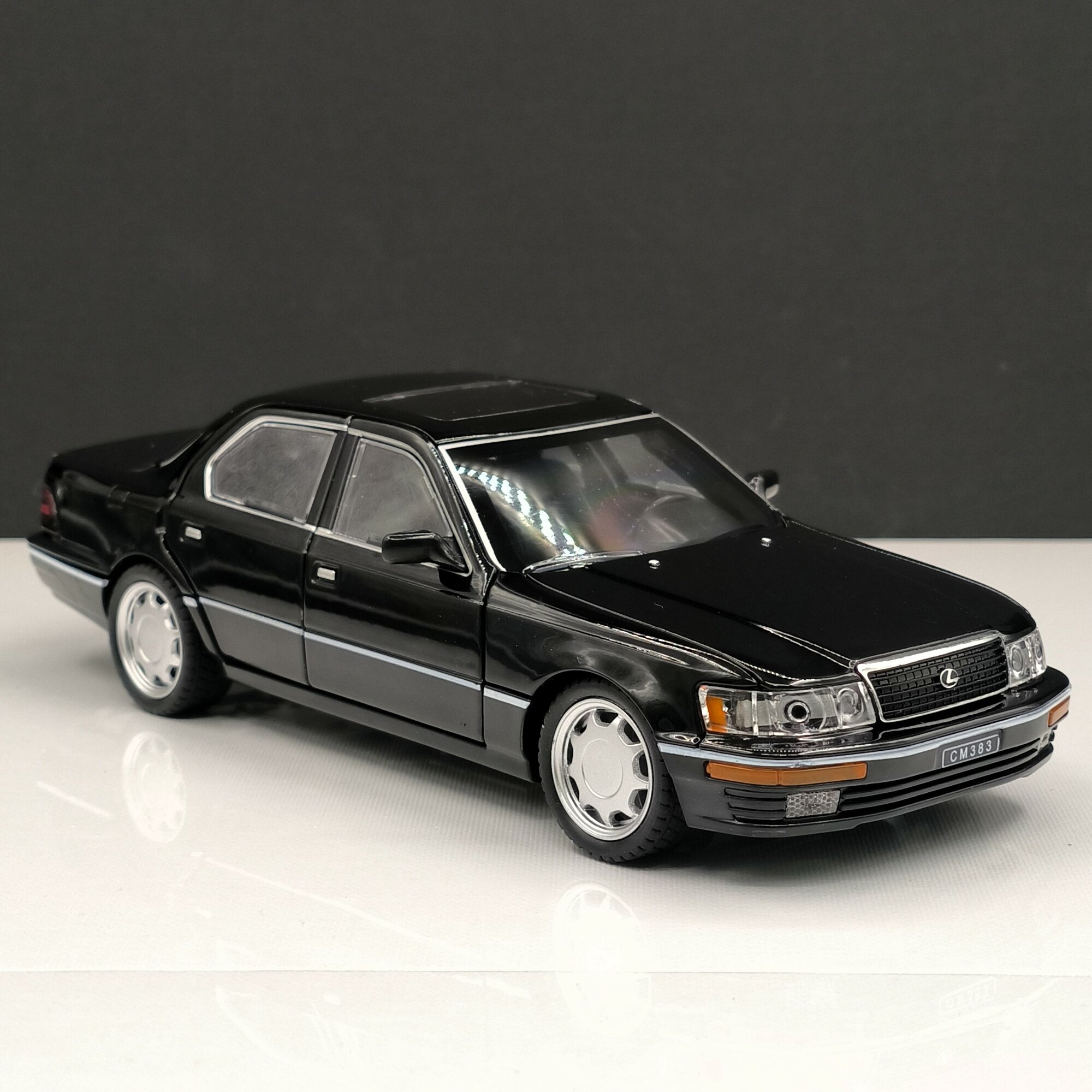 Машинка металлическая LEXUS LS400 с инерционным механизмом и свето-звуковым сопровождением. Масштаб 1:24.