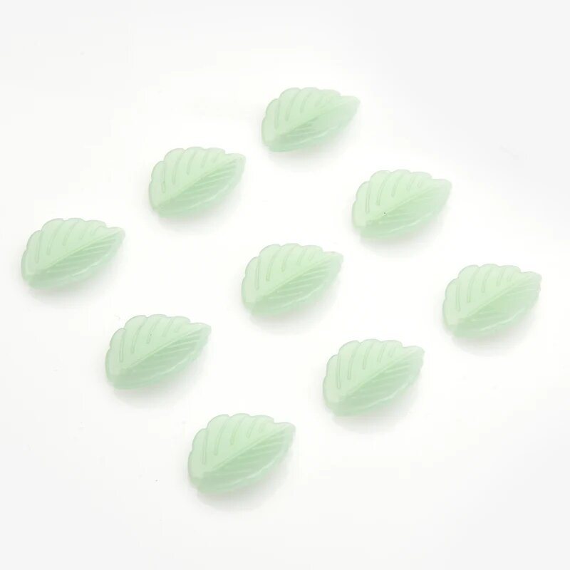 Бусины ZHUBI стеклянные листья 20 шт. LT Green