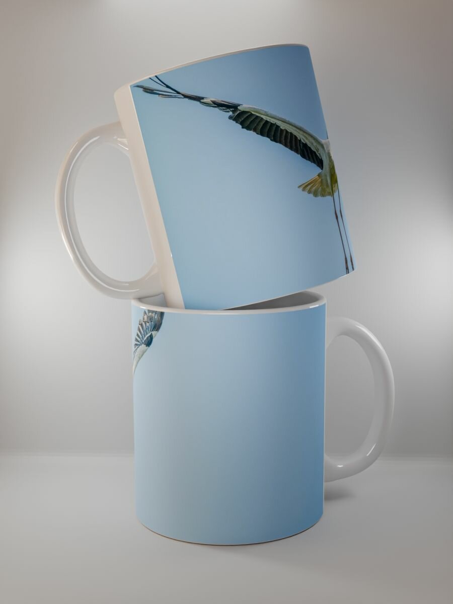 Кружка с аистом на фоне голубого неба