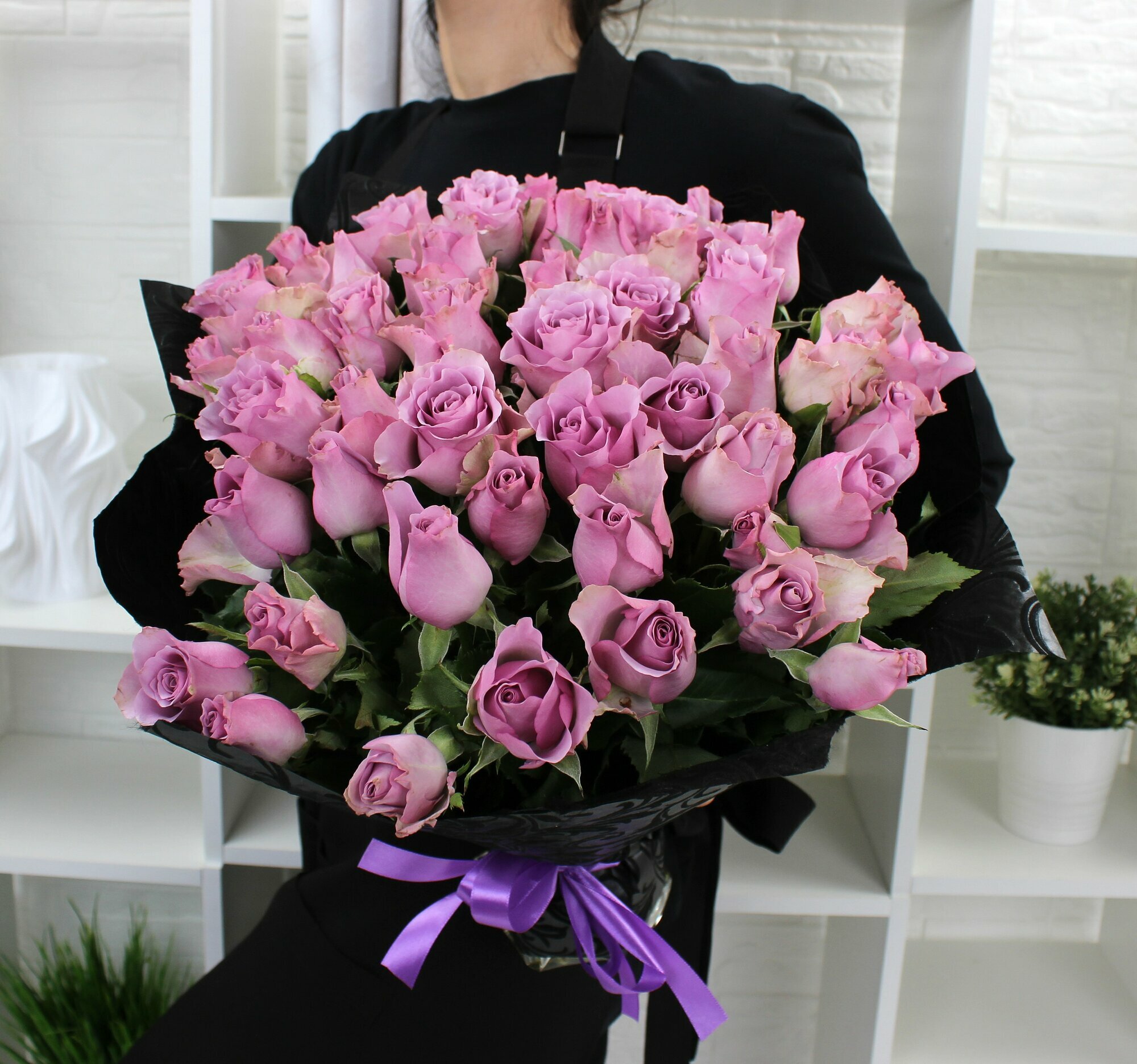 Монобукет THE FLOREAL сиреневая роза 51 штука, высота 40 см, с бантом