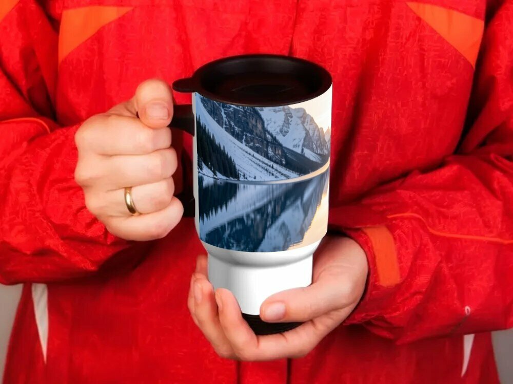 Тремокружка для авто с принтом "Заснеженные горы у зеркального озера. Живописная альпийская долина с ледяной гладью воды, отражающей высокие скалистые пики и хвойный лес." 0.5 л.