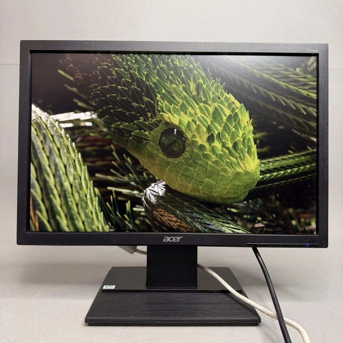 19" Монитор Acer V196WL, 1440x900, черный