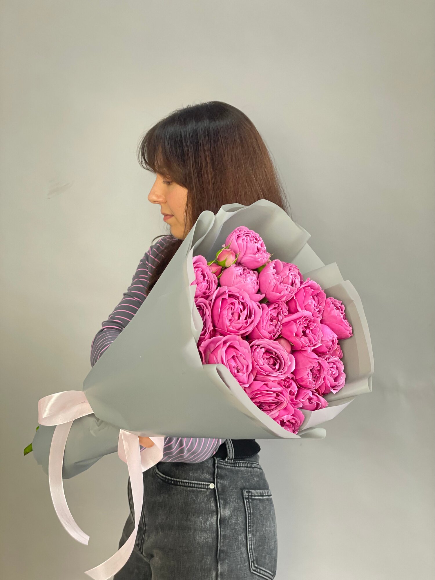 Букет из 7 кустовых пионовидных роз, размер S, от "Di_Flowerslab"