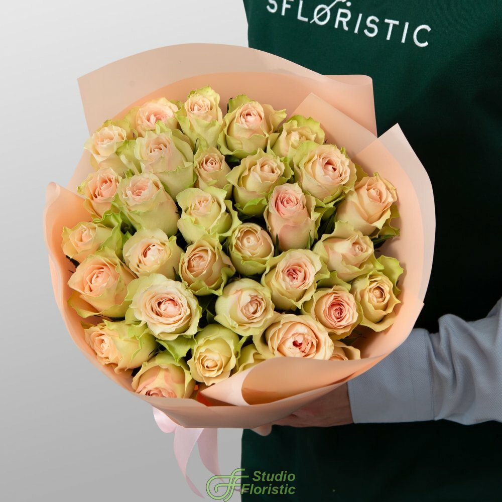 Монобукет STUDIO FLORISTIC "Пробуждение чувств", розы Кении, 31 цветок, высота 40см