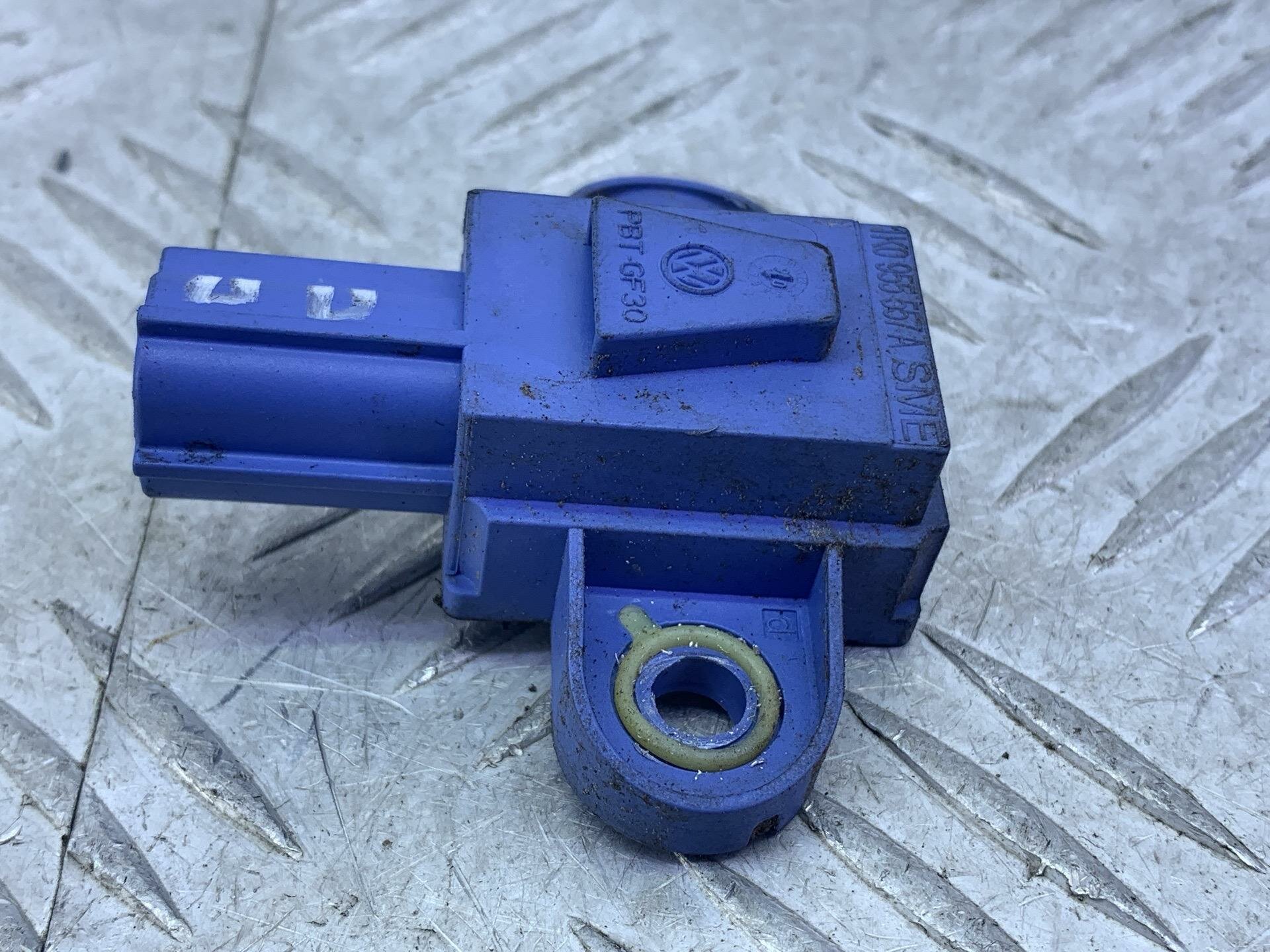 Датчик удара в двери передний правый Volkswagen Passat B6 2006 1K0955557A