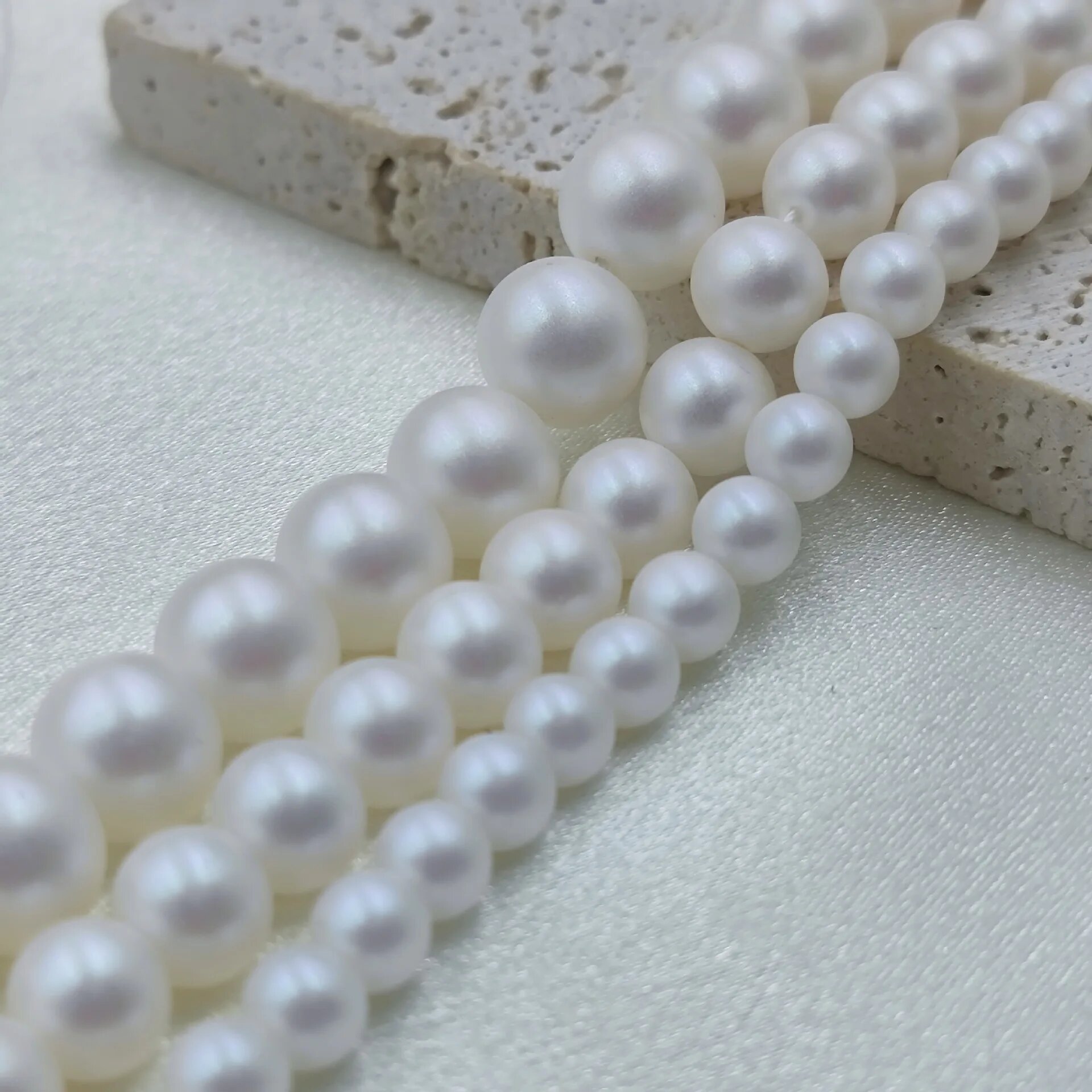 Матовые бусины HUAN ER LIN "Хамелеон", имитация жемчуга Белый, 10mm 38pcs, Colorful White