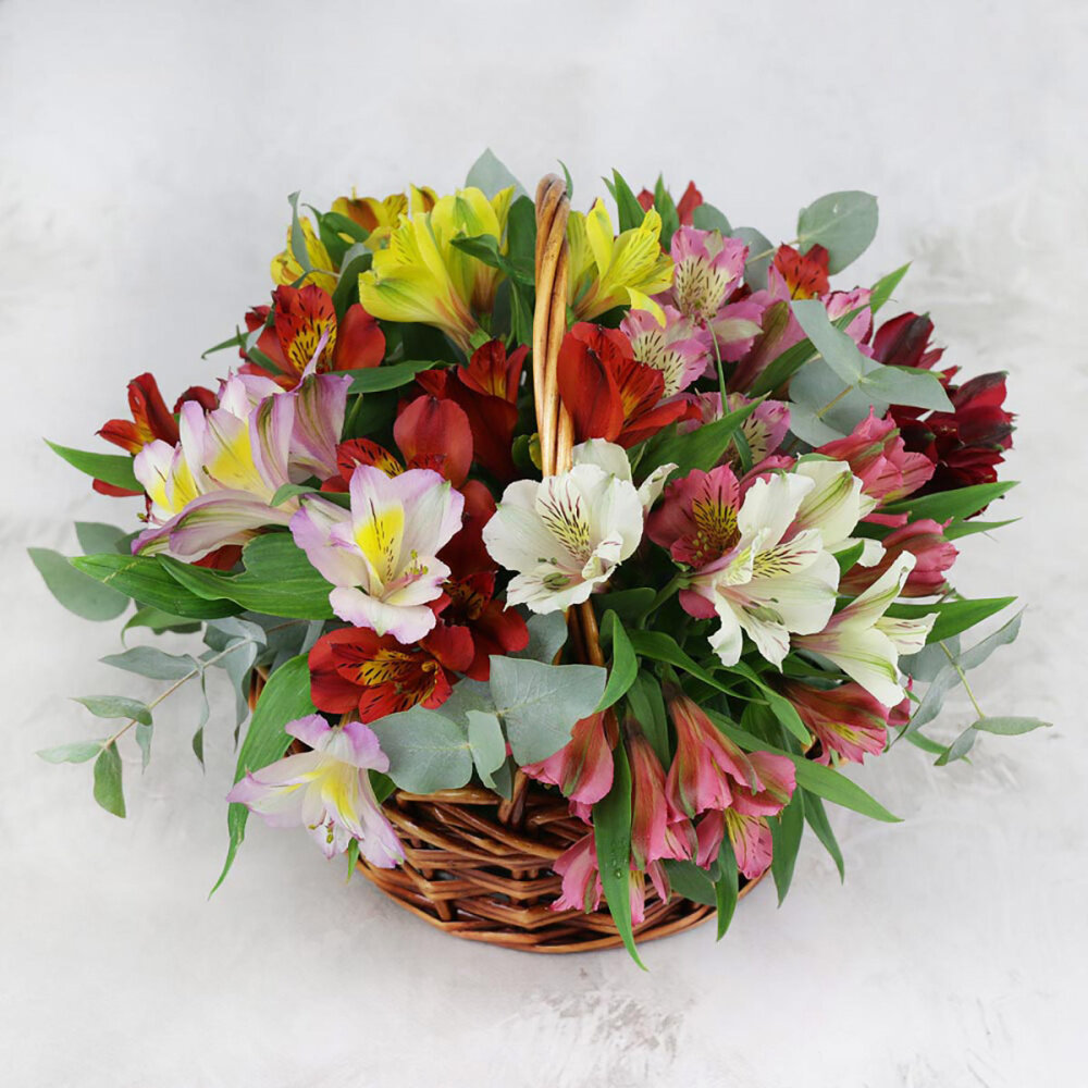 Букет Букет Маркет, в корзине, альстромерии, эвкалипт, букет в корзине