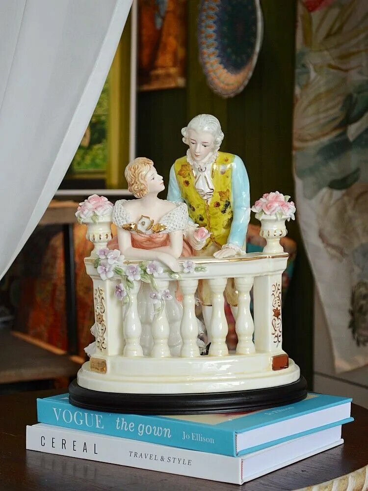 Статуэтка Пара на балконе. Фарфор. Высота 31 см