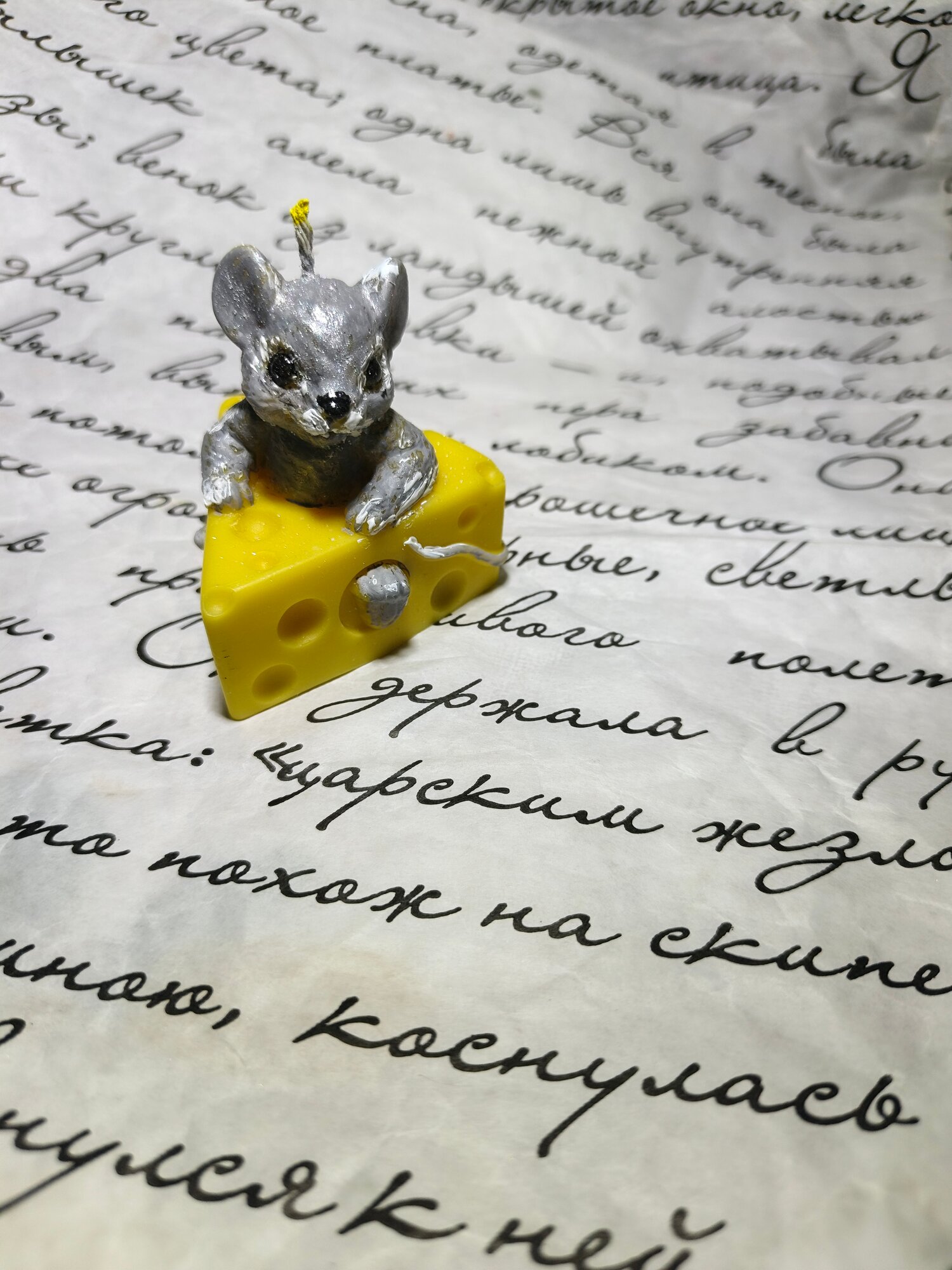 Свеча ручной работы "мышка в сыре "