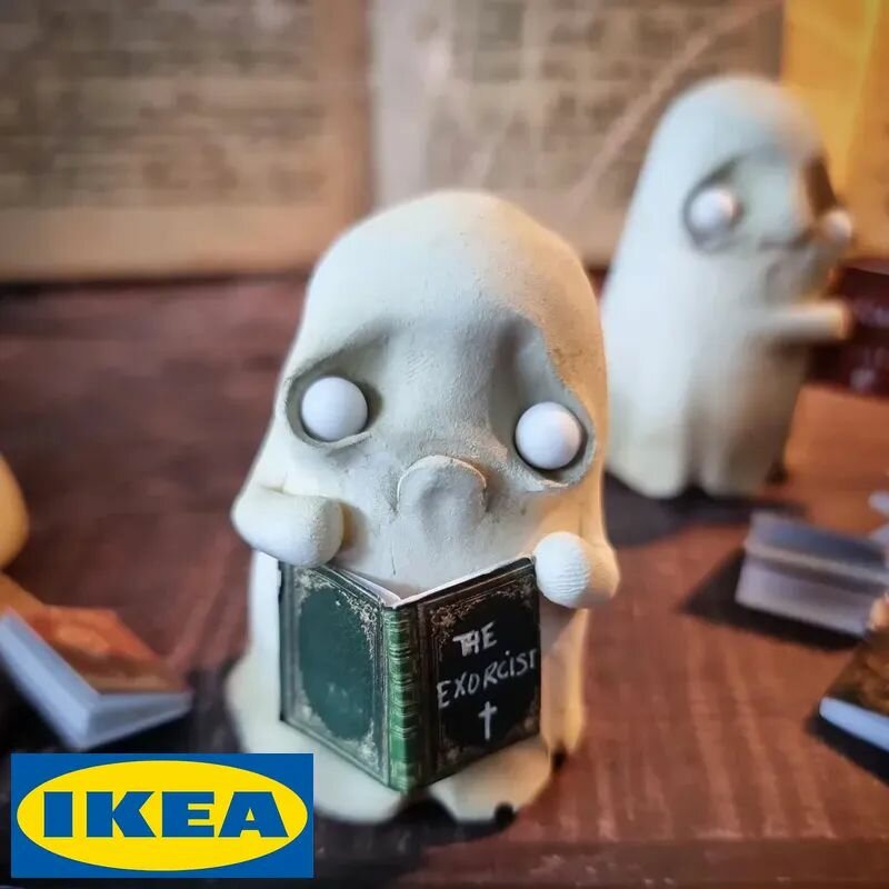 Фигурка Маленькое привидение, которое читает книги