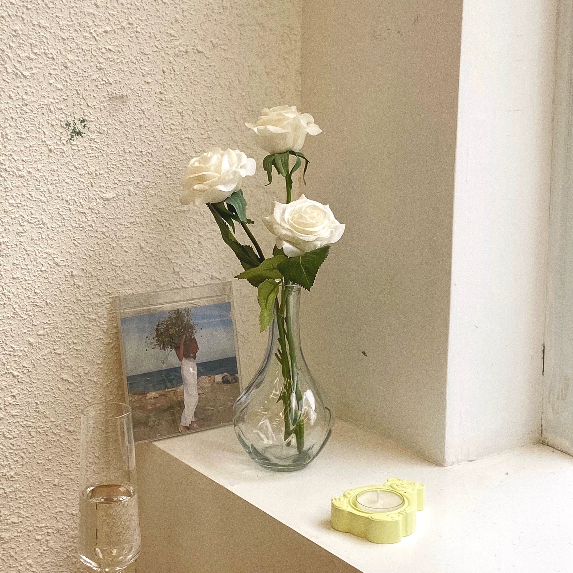 Маленькие предметы в стиле , искусственный букет роз, декор для тумбы под телевизор в гостиной, спальни, студенческого