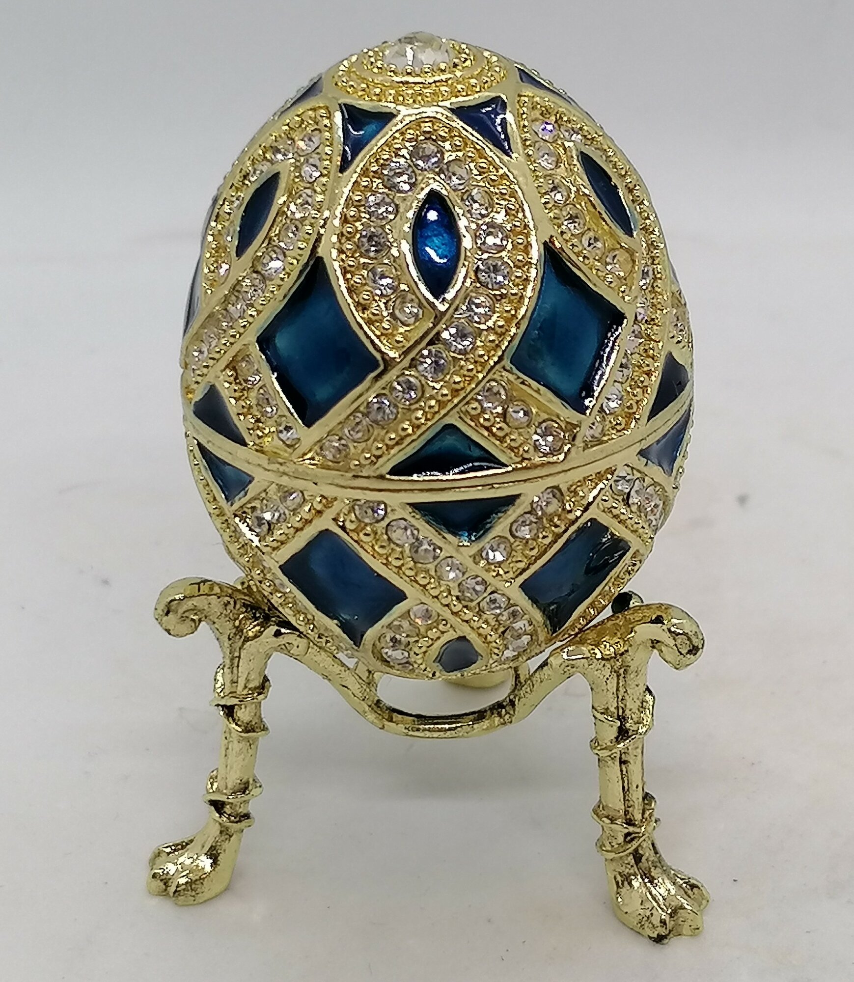 Яйцо Фаберже с орнаментом и стразами на подставке, малое, арт 90695, синее.