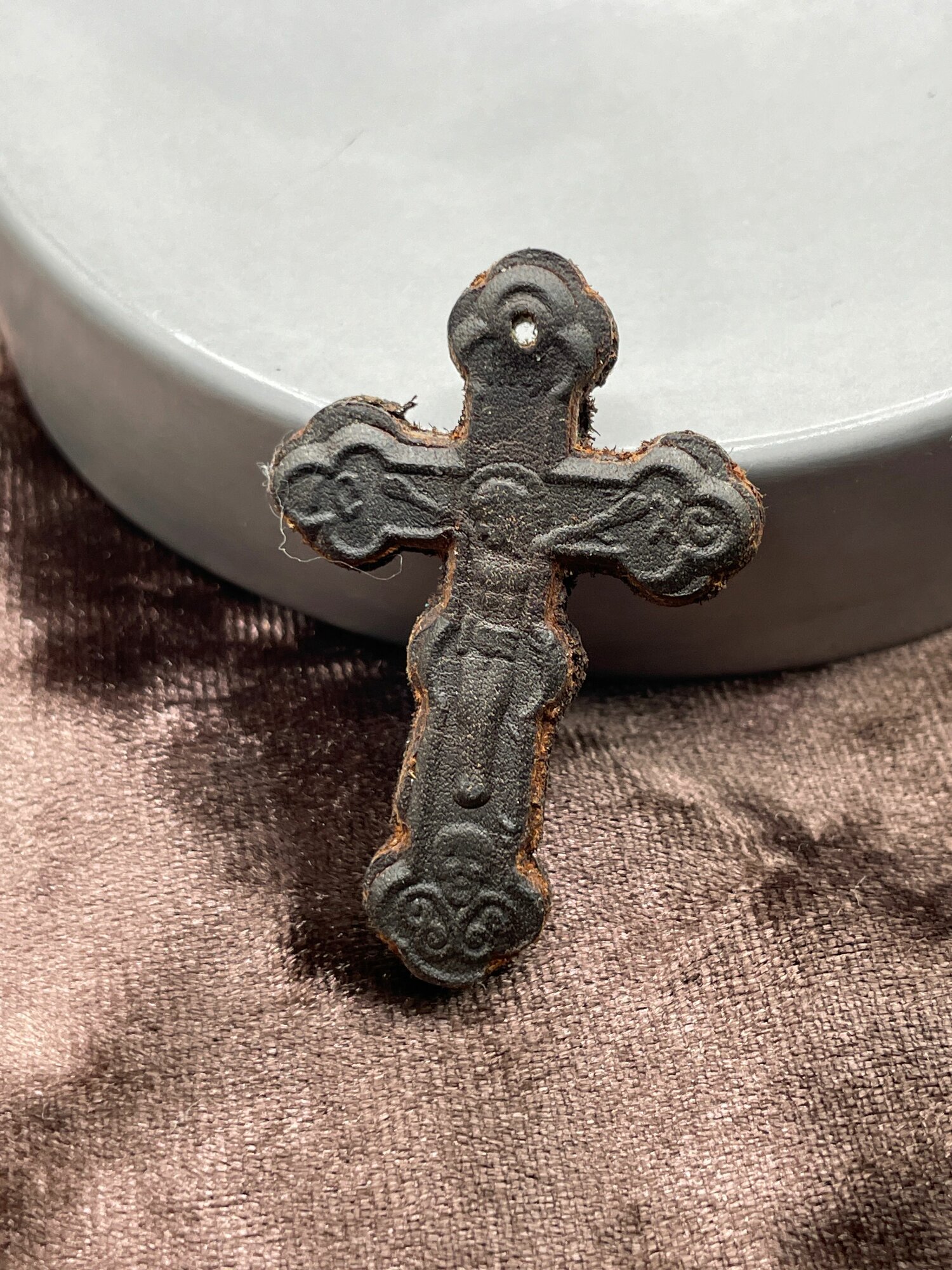 Винтажный нательный крест крестик, кулон из натуральной кожи