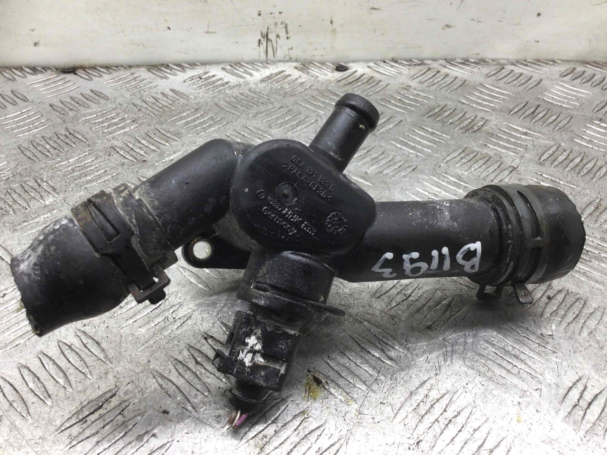 Б/У Фланец (тройник) системы охлаждения Volkswagen Golf 4 поколение (1997-2004) 2001 г.