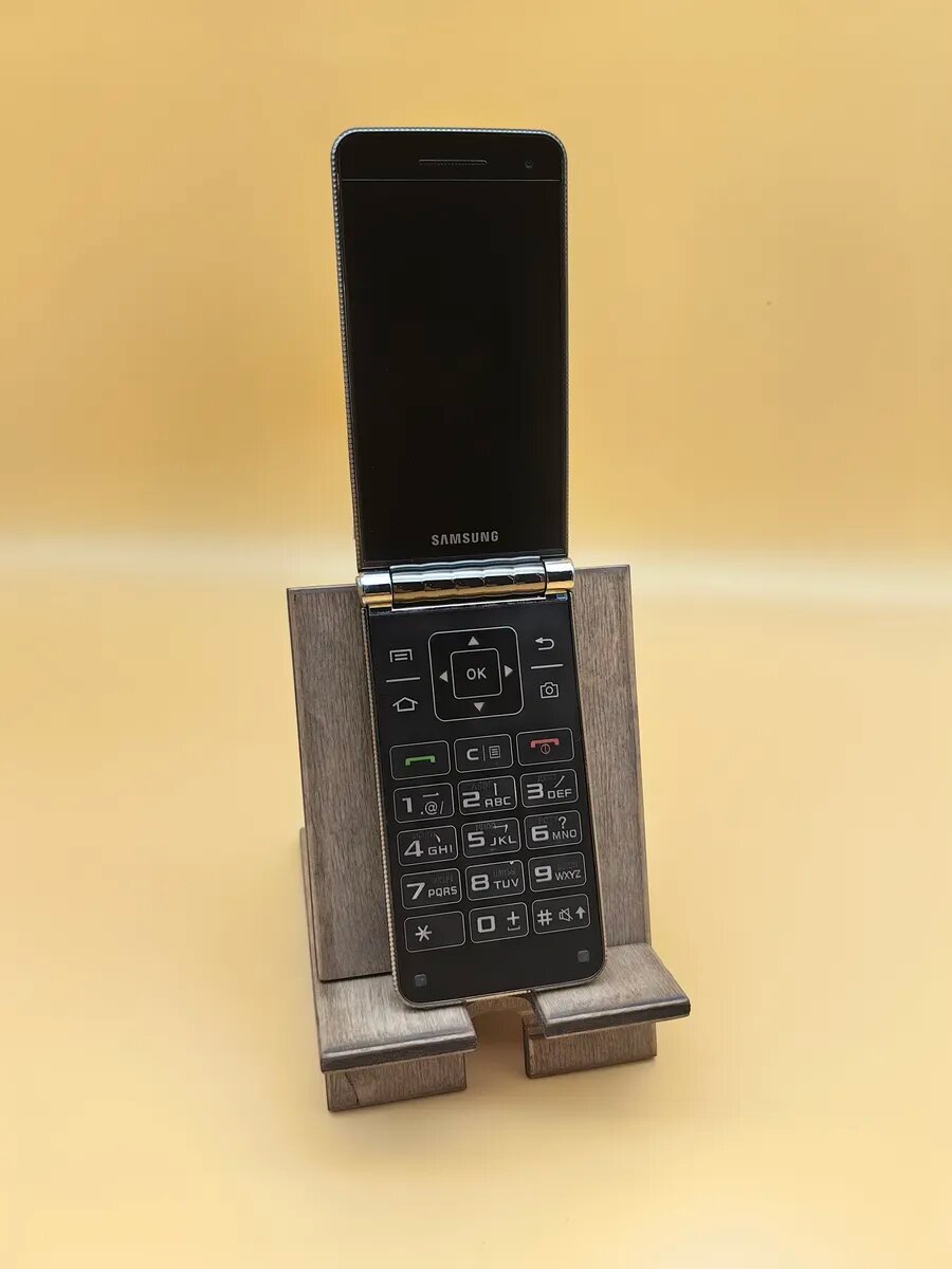 Кнопочный телефон на Андроиде Samsung Galaxy Golden GT-I9235