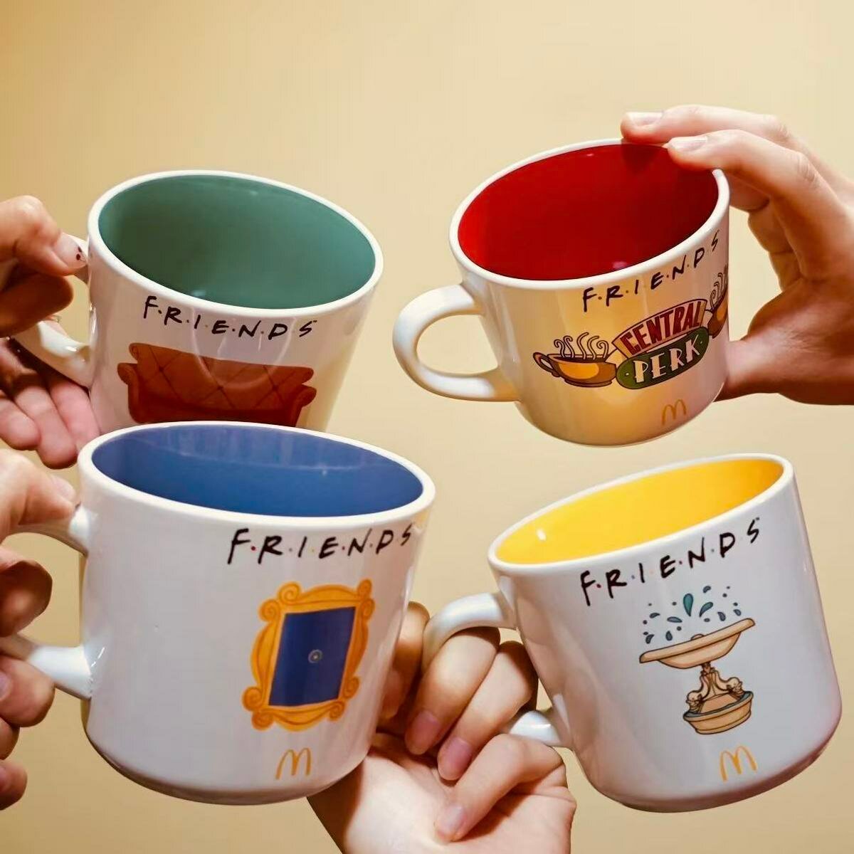 Керамическая кружка McDonald's, выполненная в стиле сериала «Друзья», подходит для питья воды, может служить коллекционным сувениром или подарком для друзей.