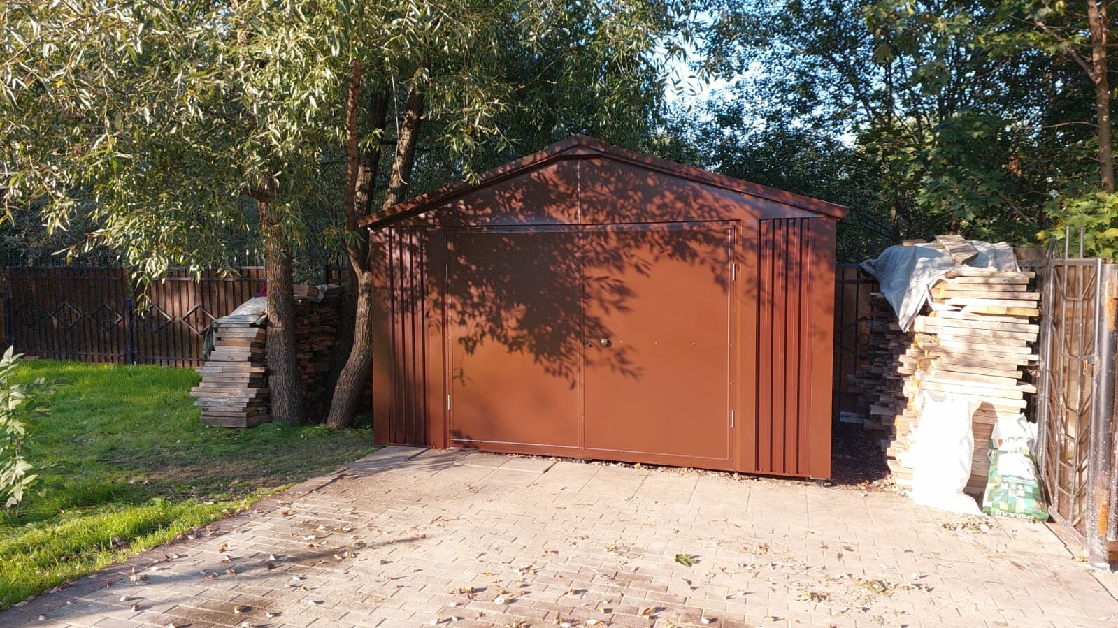 Хозблок без сборки, ширина 3,84м длина 2,85м, дверь 240см, пол металл.