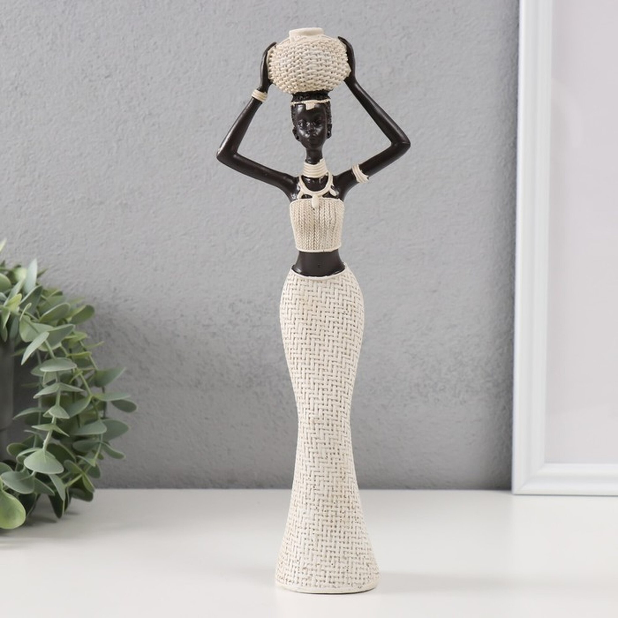 Фигура полистоун «Африканка с плетёным круглым кувшином», белый, 10×6×28 см