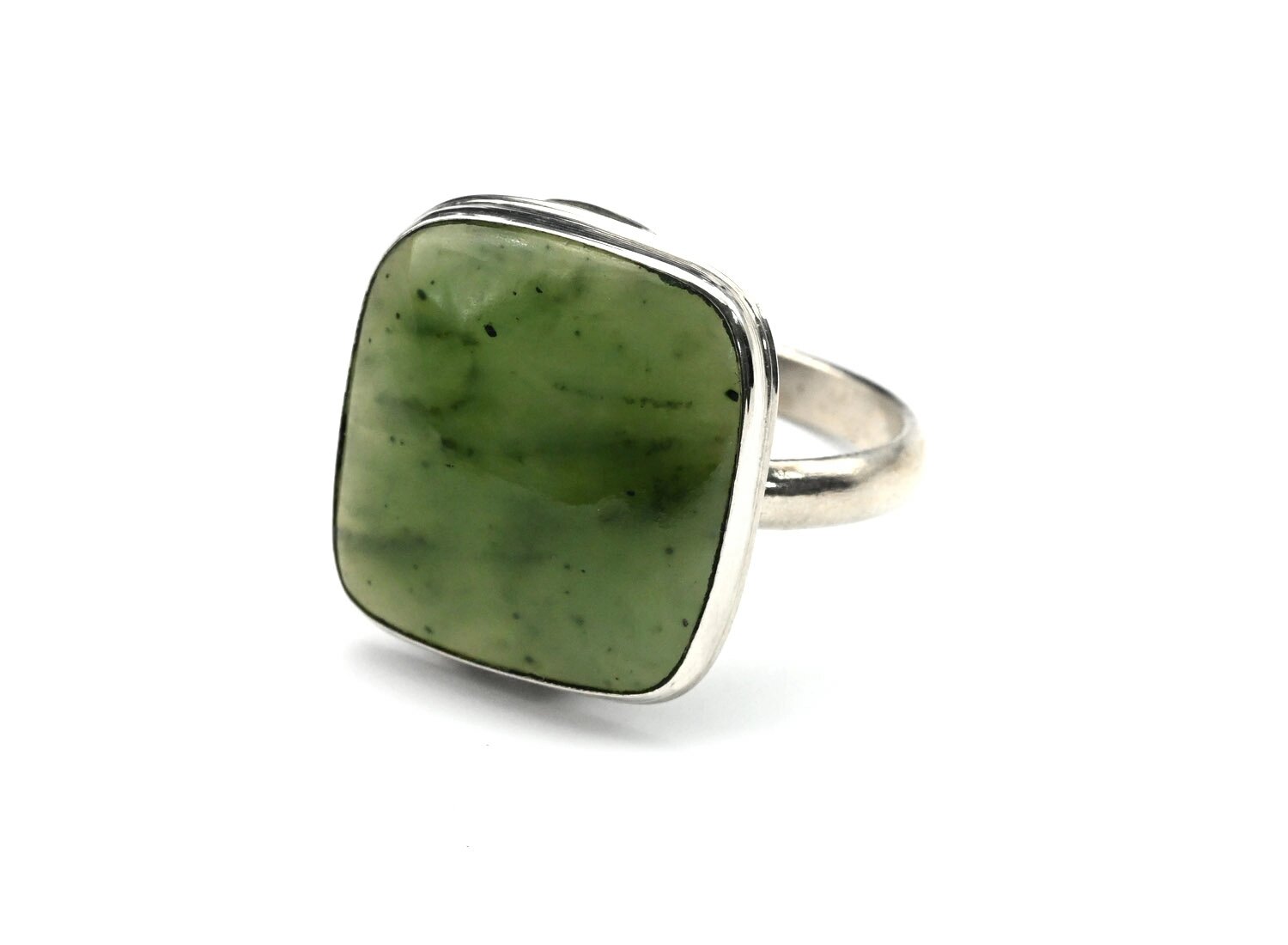 Кольцо, нефрит