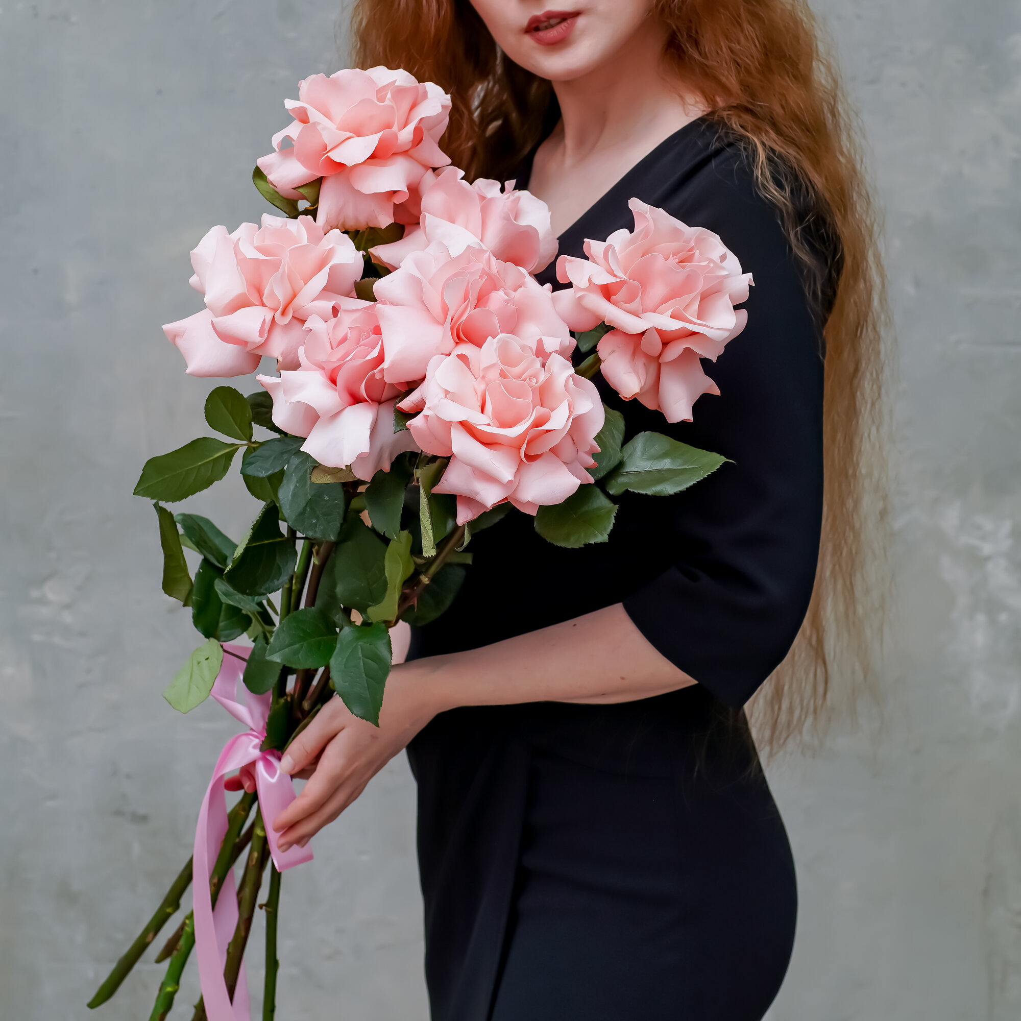 Букет живых цветов из 7 розовых эквадорских роз Би Свит с атласной лентой