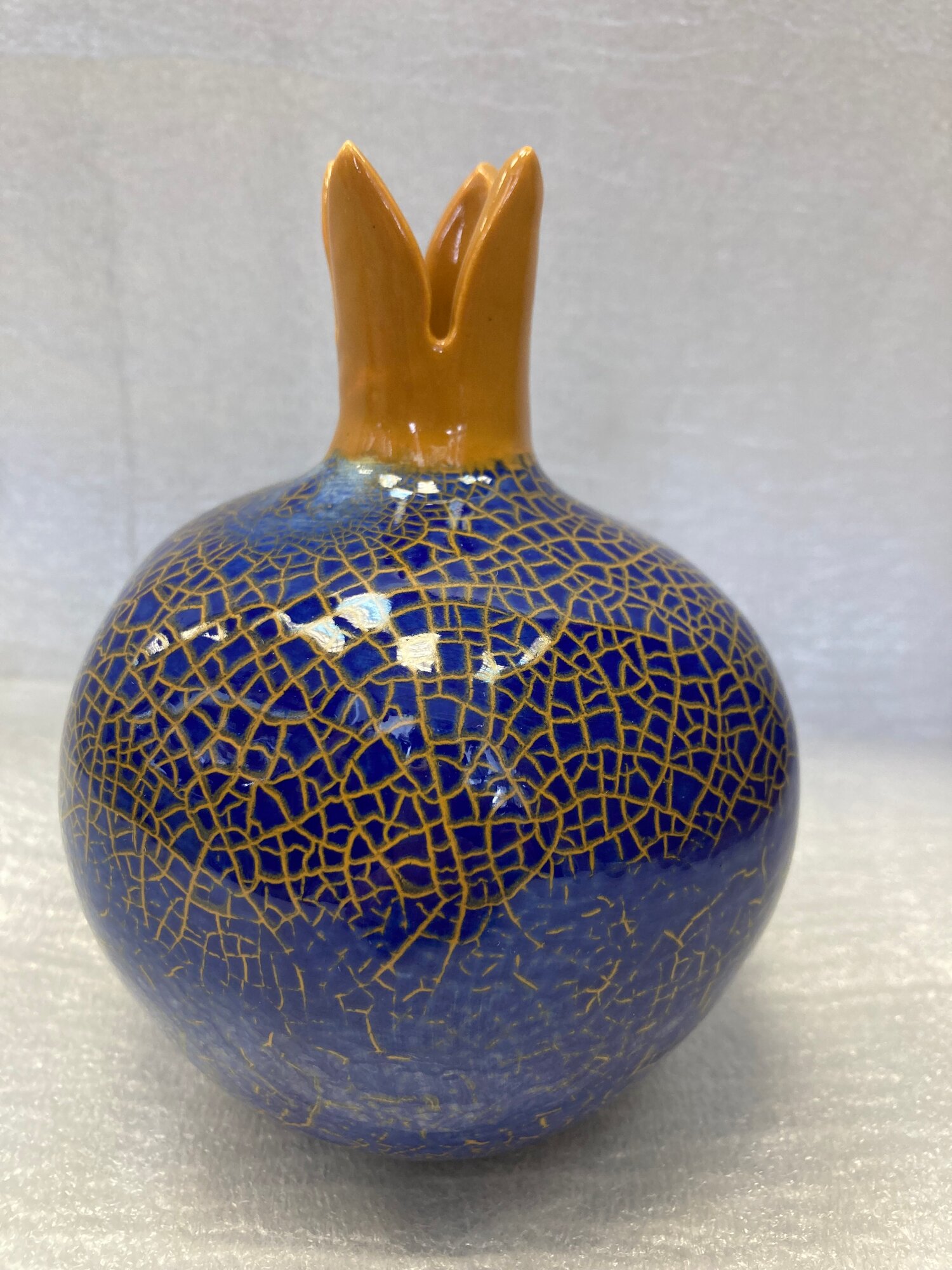 АРТ-Салон на Октябрьской скульптура "Гранат малый синий кракле" 13х9х9 см, керамика, ручная работа;