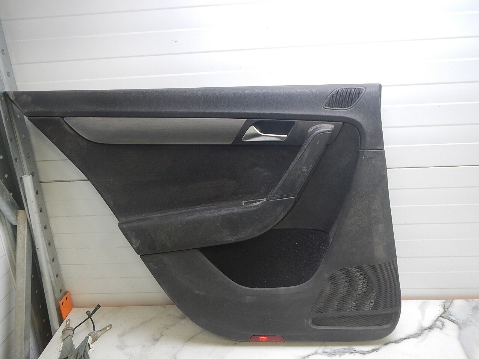 Б/У Обшивка двери задней левой, Volkswagen (Фольксваген)-PASSAT B7 (10-15) VOLKSWAGEN PASSAT B7 (10-15) Царапины, грязна...