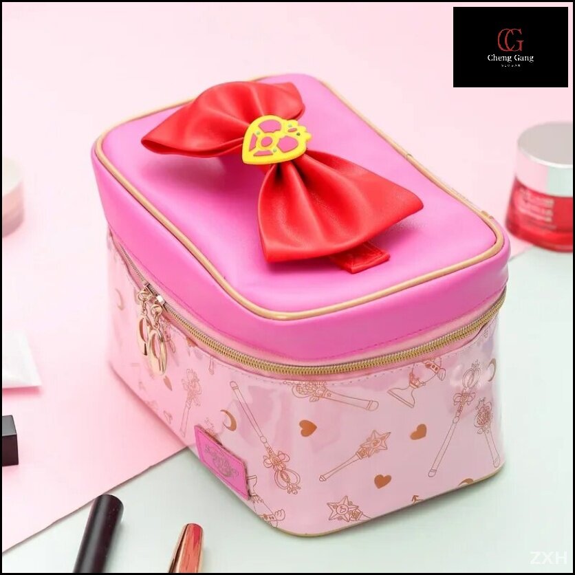 Эксклюзивная косметичкаорганайзер унисекс в розовом цвете, созданная как дорожная сумка для макияжа и туалетных принадлежностей из искусственной кожи, дополнена стильной фигуркой Сейлор Мун, демонстрируя многофункциональность хранения