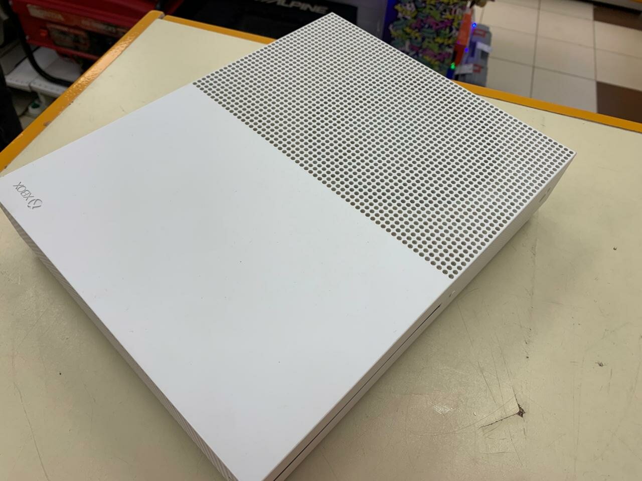 Игровая приставка Microsoft Xbox One S 1 TB (без игр), белый Б/у Уценка
