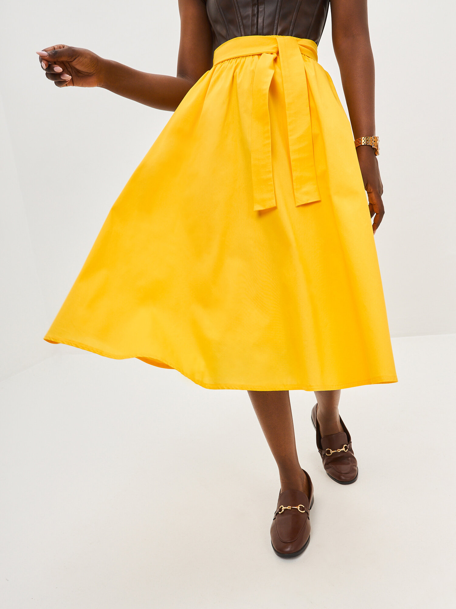 Юбка миди в складку на резинке, желтая с подкладом, карманами и поясом