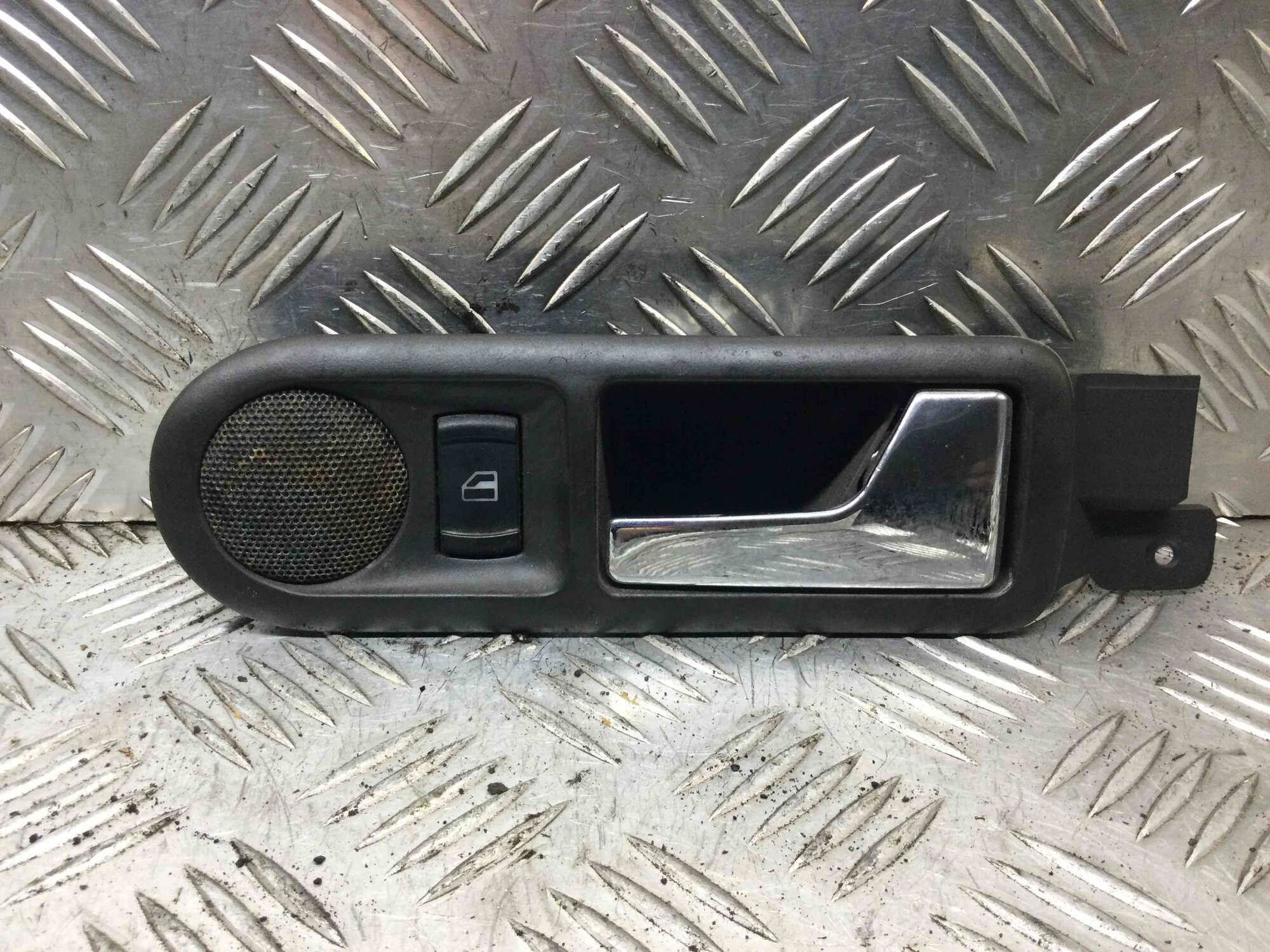 Б/У Ручка внутренняя задняя правая Volkswagen Passat B5+ [рестайлинг] (2000-2005) 2004 г.