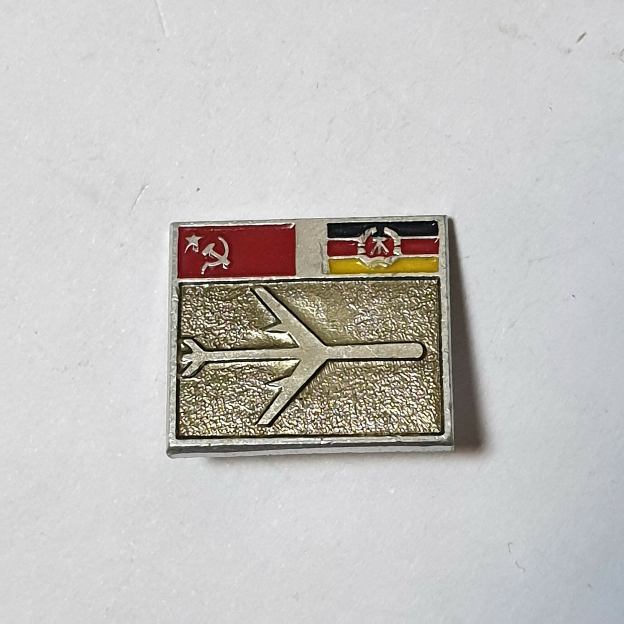 Значок СССР, самолёт и флаги СССР и ГДР, стильный коллекционный предмет, советский и винтажный.