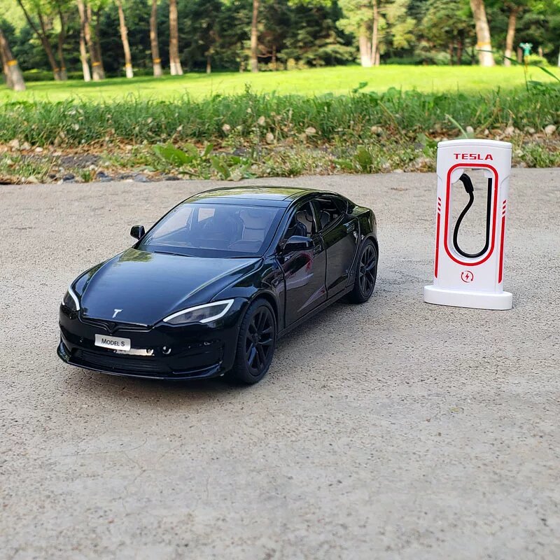 1:24 Масштабная модель Tesla Model S черного цвета из сплава с функцией света и звука для детей