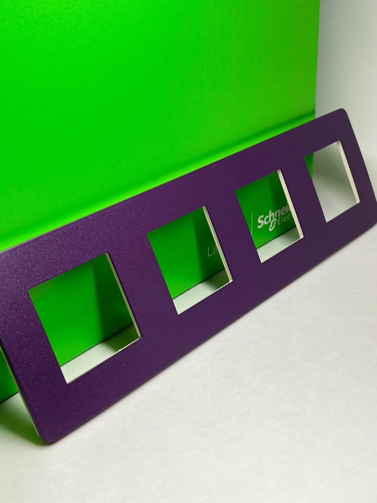 Рамка 4 пост Unica Studio Color лиловый/бежевый Schneider Electric NU280815