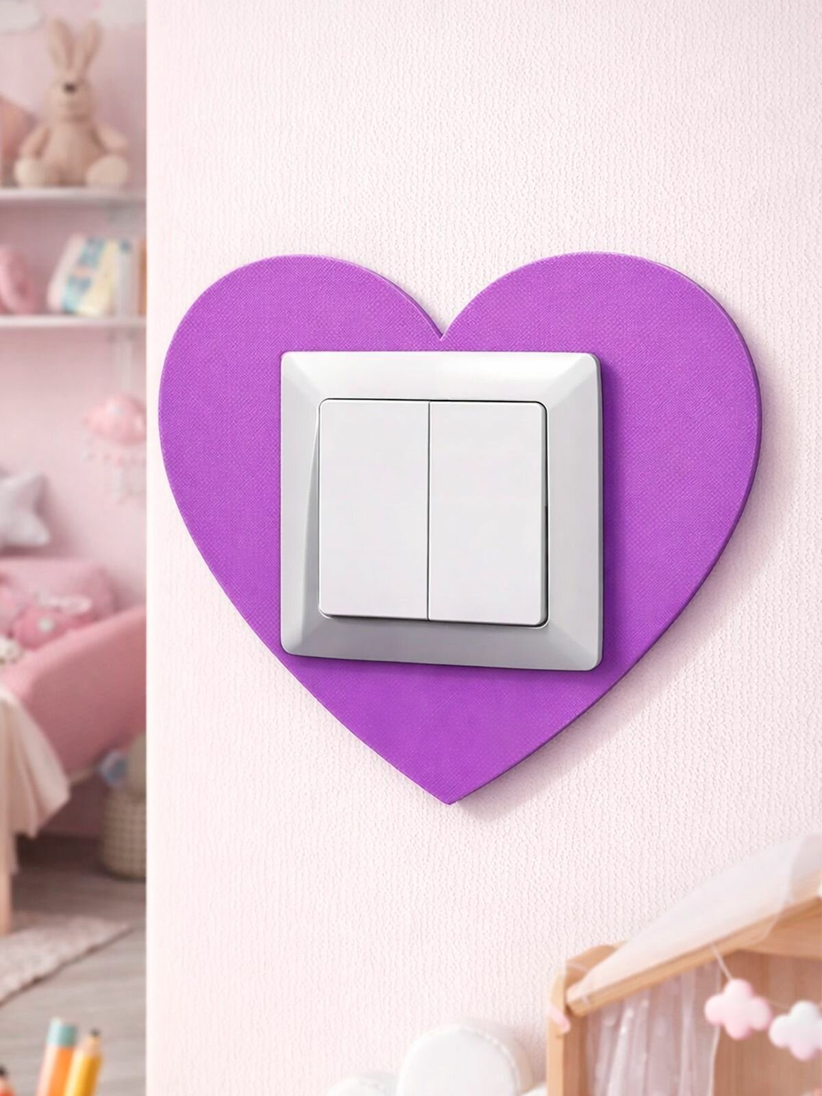 Пластиковая рамка-накладка на выключатель/розетку Сердце фиолетовая декоративная панель на стену, вырез 70 70 мм (7 7 см)