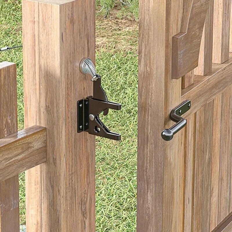 Замок двери загородки