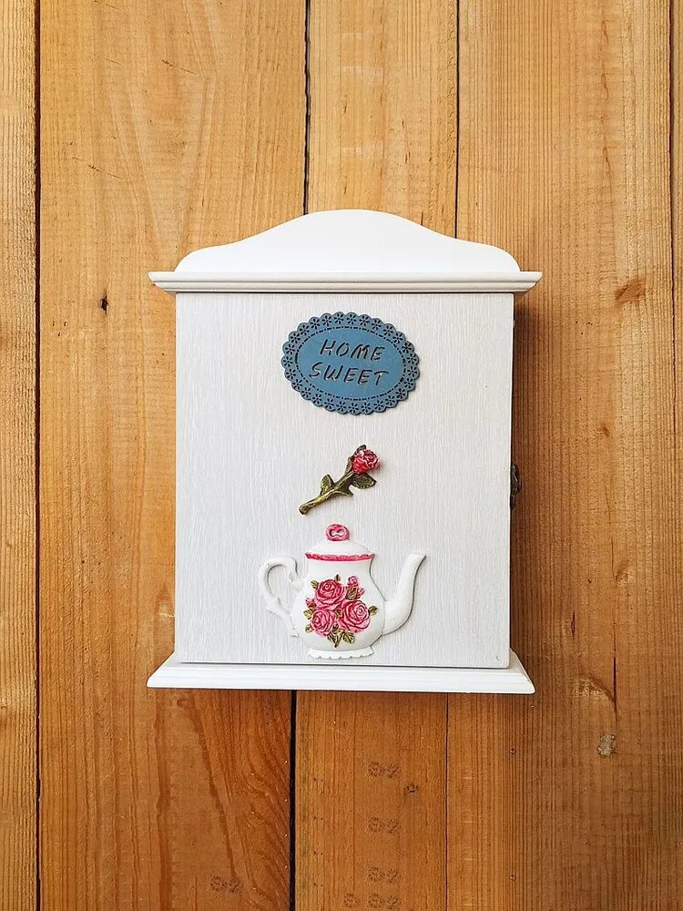 Ключница настенная деревянная белого цвета с декором в виде чайника и роз