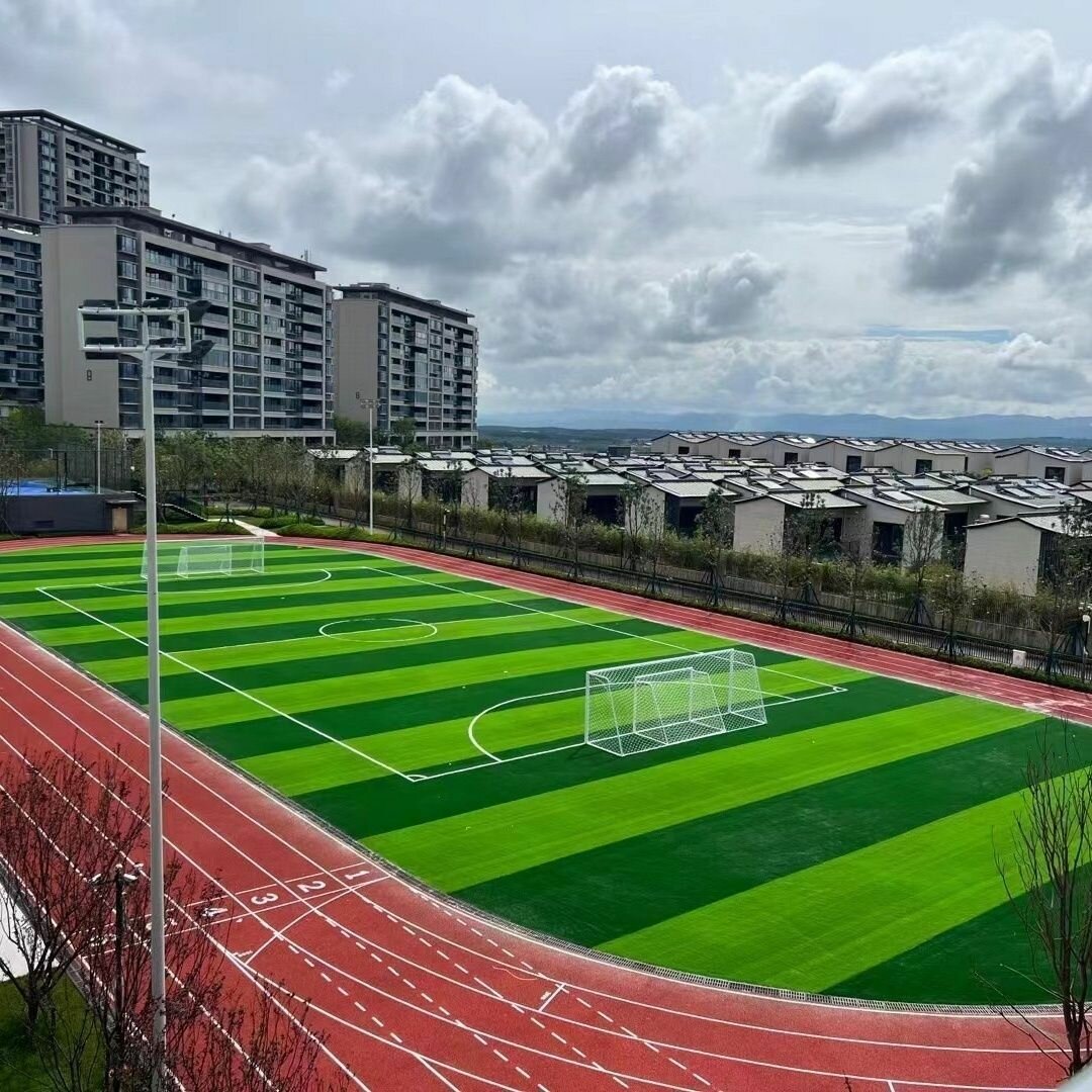 Искусственное покрытие для футбольных полей на открытом и закрытом пространстве в школах, искусственное покрытие для детских садов и школьных игровых площадок, услуги по установке на месте.