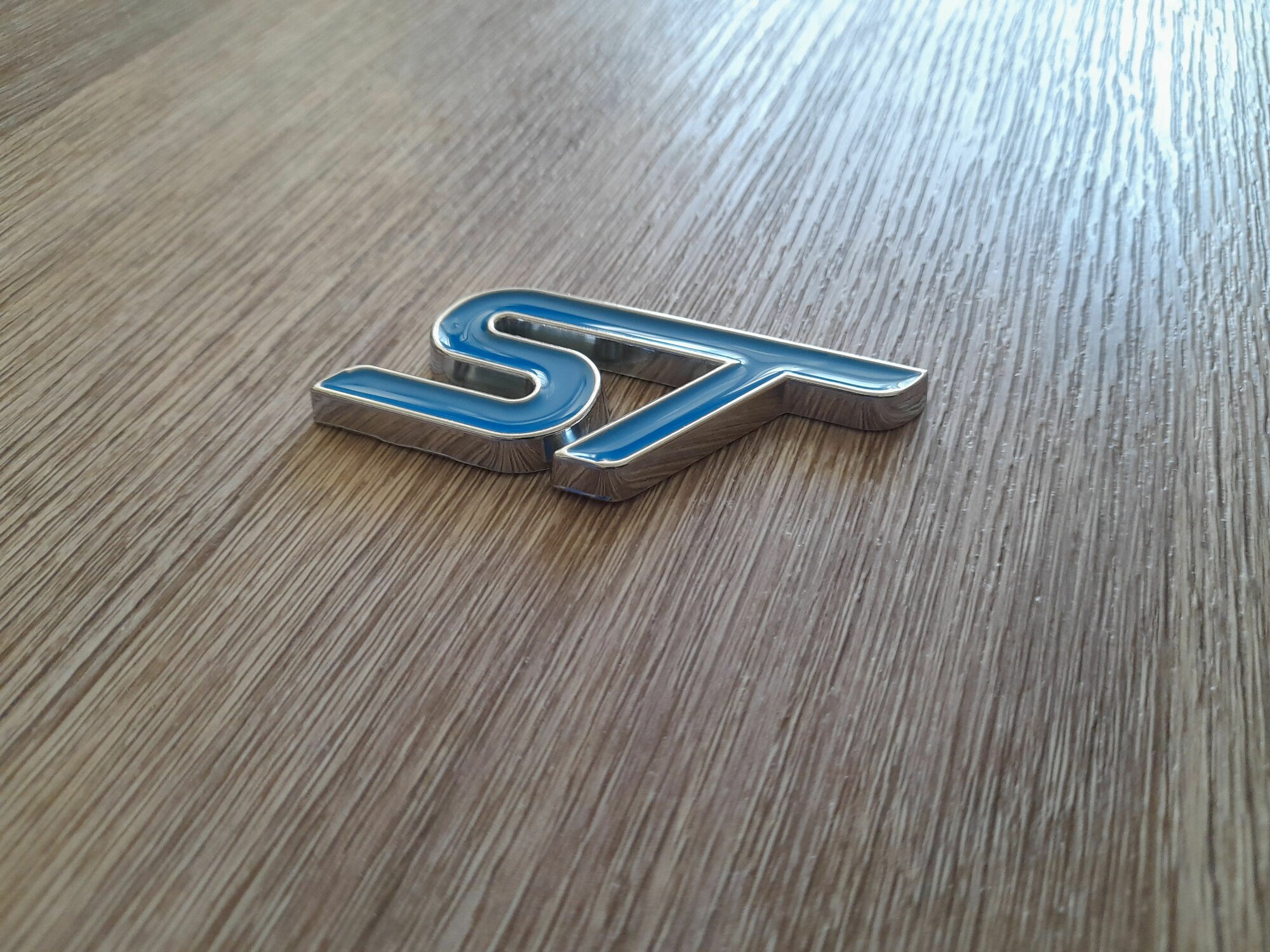 Шильдик ST задний на крышку багажника синий на Форд Фокус 2, ST, Фокус 3, Форд Фиеста