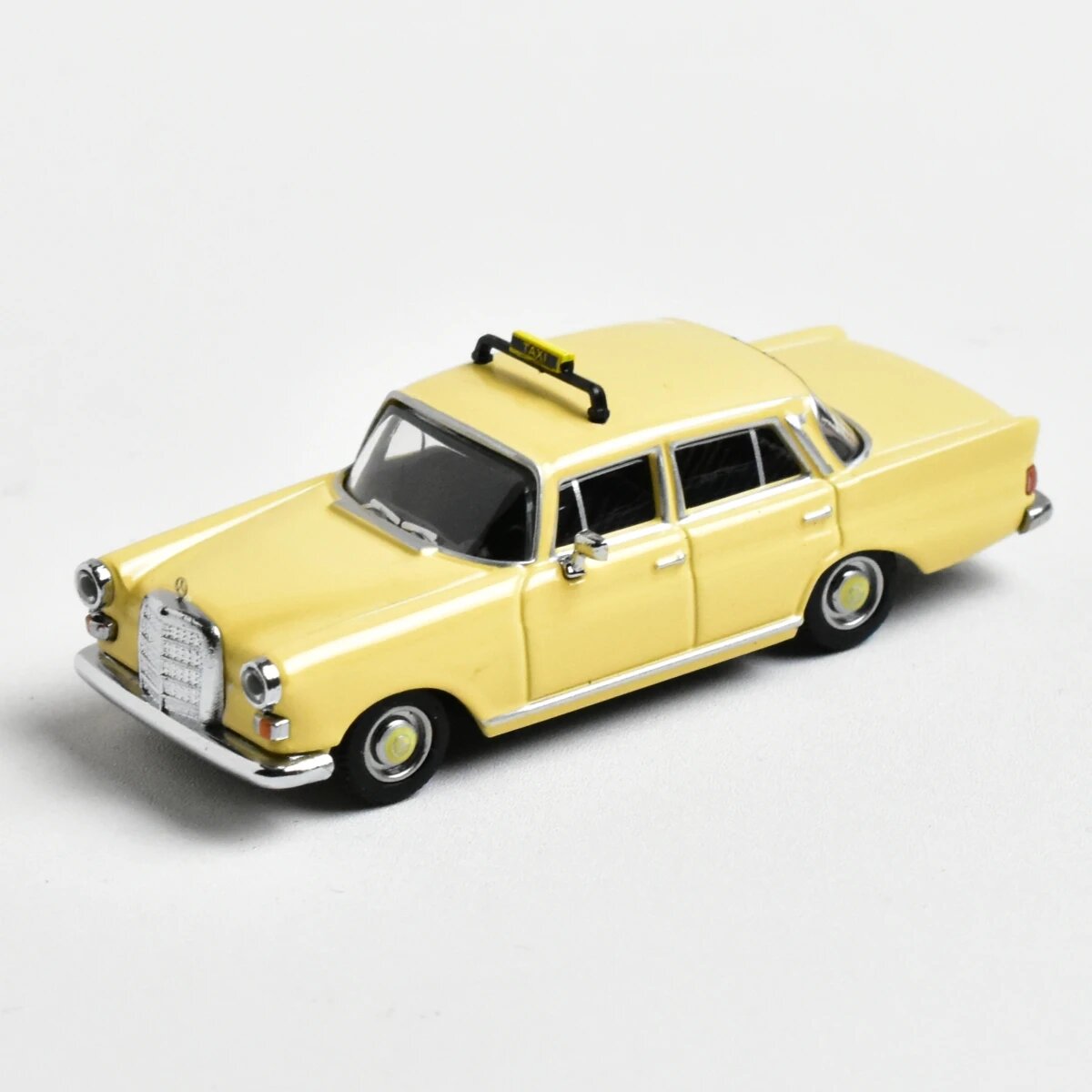 Модель автомобиля Mercedes-Benz W114 Taxi, Желтый, 1:87