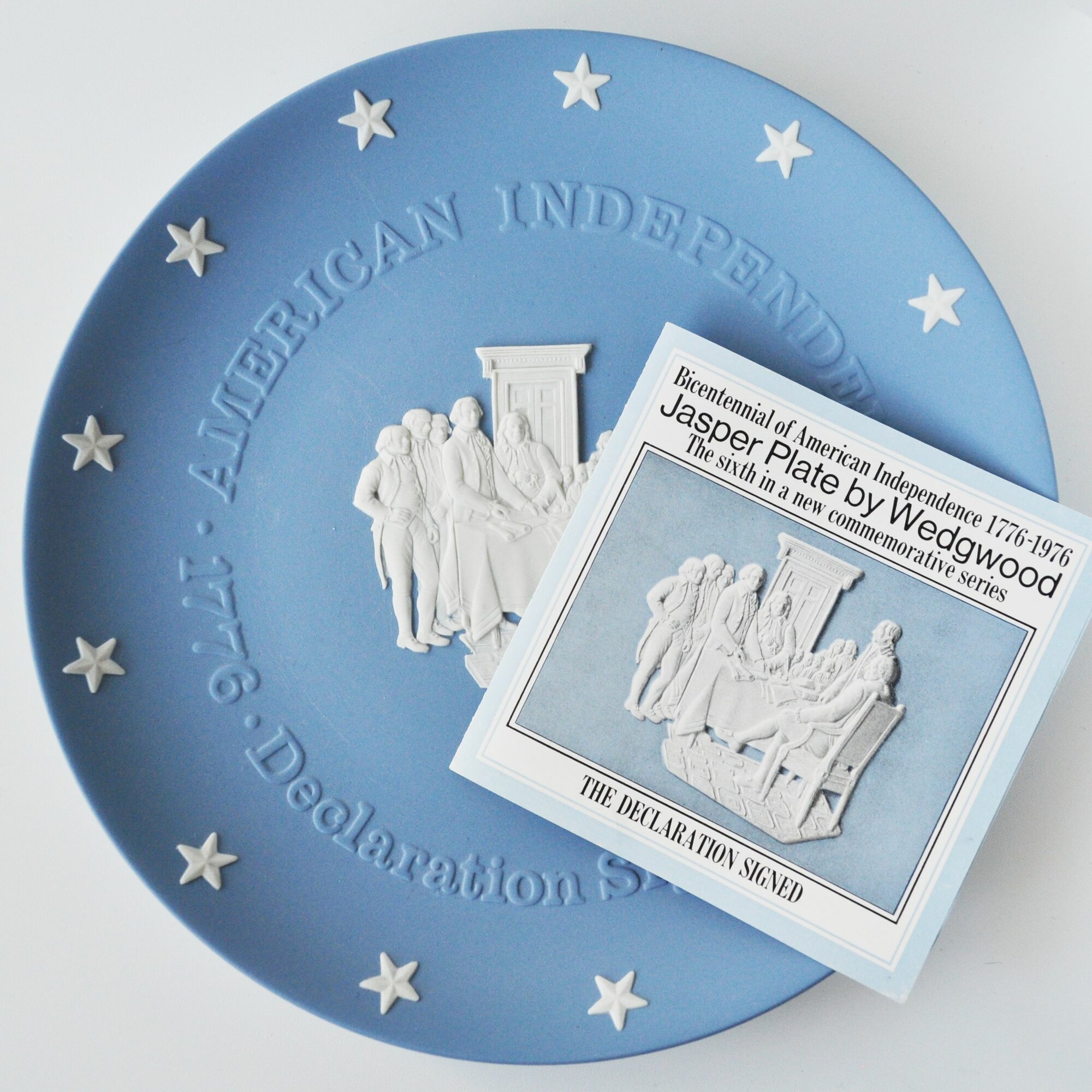 Декоративная рождественская тарелка Wedgwood "Декларация независимости США". Бисквитный фарфор, лепнина, ручная работа. Англия, вторая половина ХХ века.