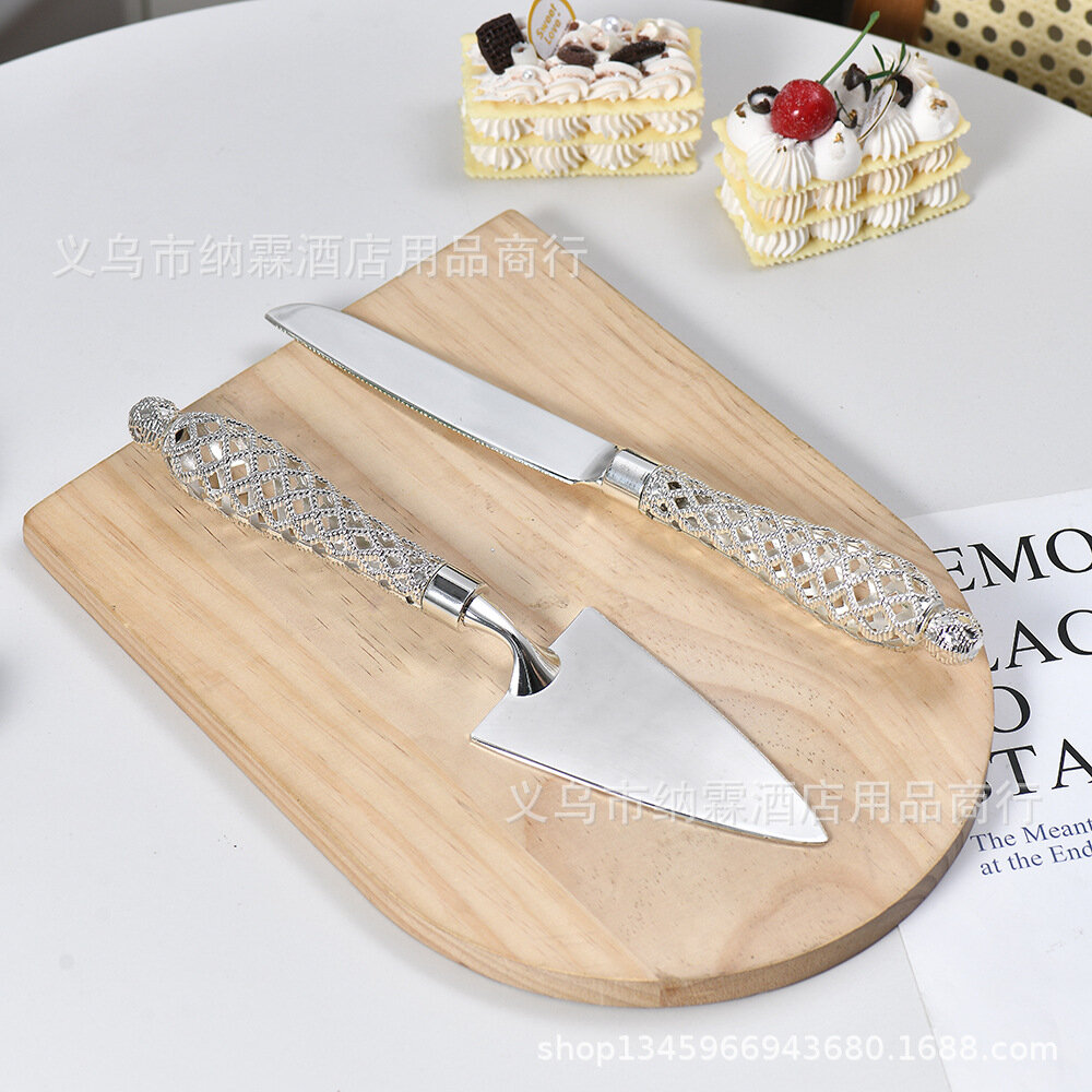 Набор из ножа и ложки в европейском королевском стиле, винтажный набор столовых приборов в европейском стиле с золотым покрытием, простой и роскошный королевский столовый набор.