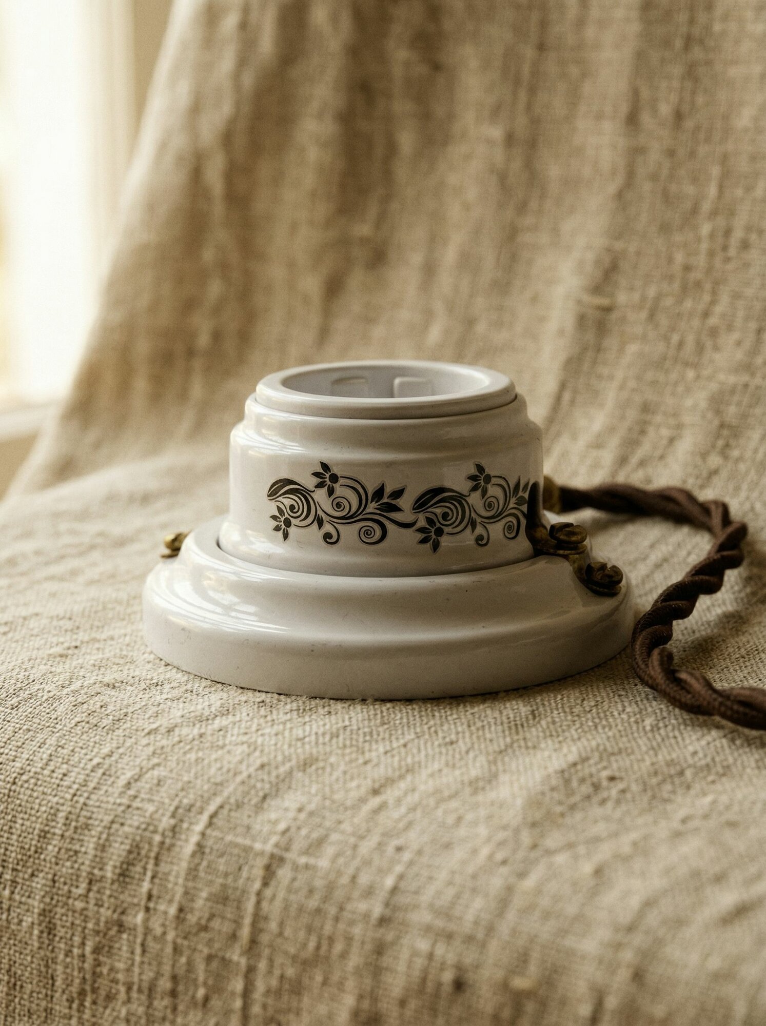 Розетка с заземляющим контактом с декоративной рамкой, цвет белый с черным декором