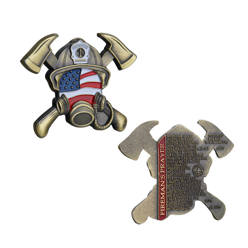 Памятная монета в форме двухпожарных топоров с изображением шлема и американского флага. Металлическая монета с гравировкой молитвы пожарного для коллекционирования и демонстрации.