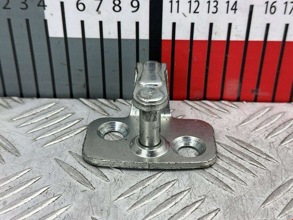 Скоба замка двери задней (ответная часть) Tesla Model S 600661800A арт. 2264139