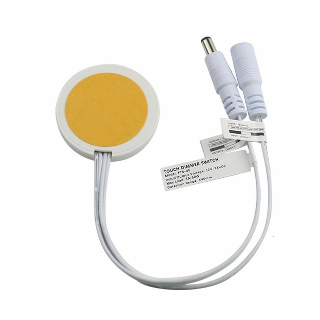 Кабель постоянного тока с сенсорным переключателем на деревянной доске-белый