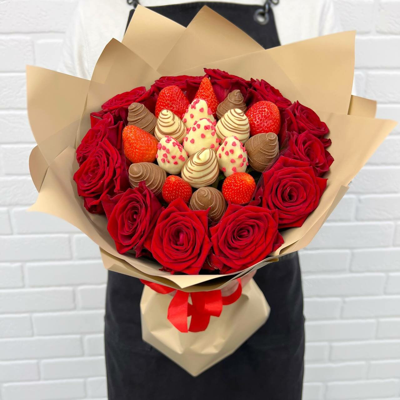 Розы красные Ред Наоми с клубникой в шоколаде 45 см Q152 Rozavam